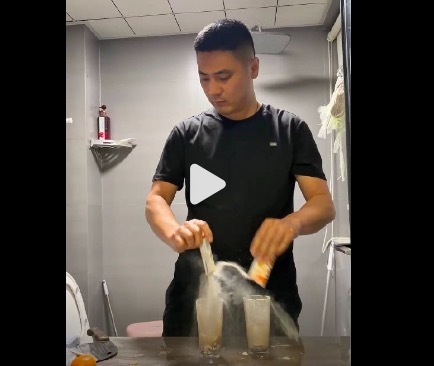 一个模仿印度人制作饮料的火了 精准复刻“灵魂操作”_娱乐频道_中华网