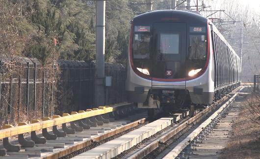 为搭首班车 可以不睡觉！：香港青年熬夜迎“Q-train”_中华网