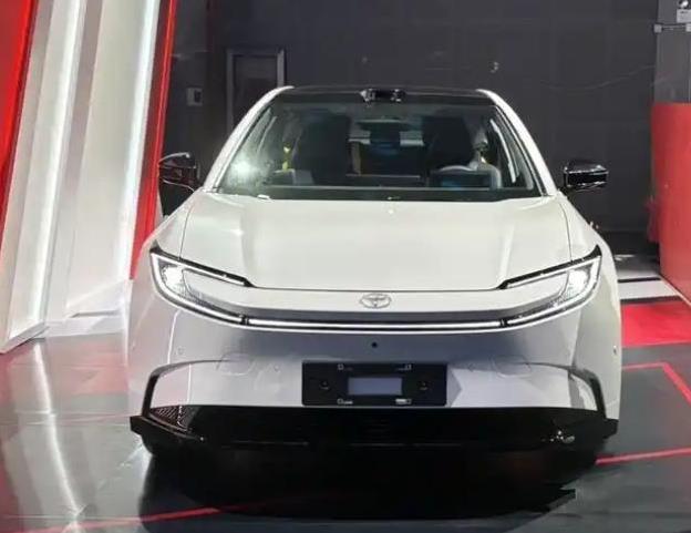 丰田bZ5帅气亮相，纯电SUV惊艳全场，你会买吗？_新闻看看