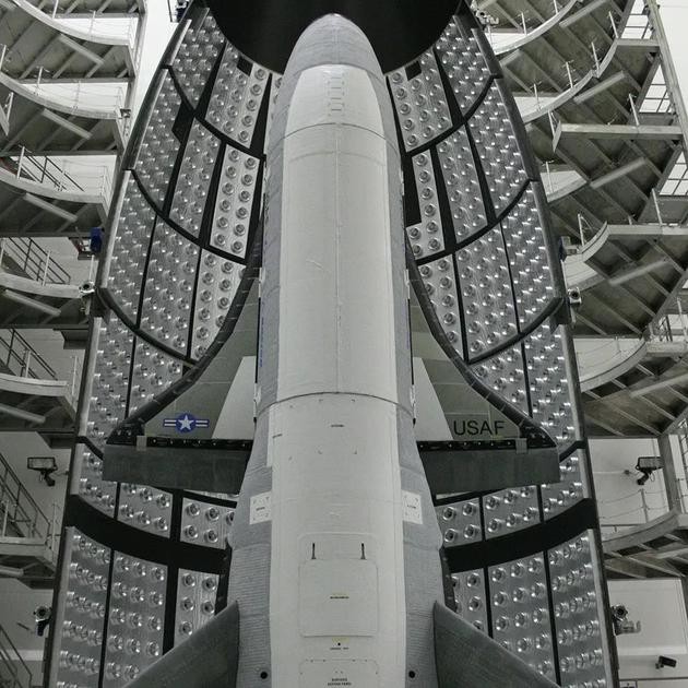 美军无人航天器在轨908天后返回地球 这神秘的太空战机到底在干什么？_军事频道_中华网