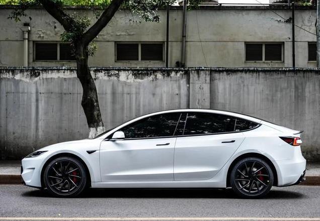 打工人如何选车？2025款极氪007与小鹏P7 、Model 3的对比分析_新闻看看