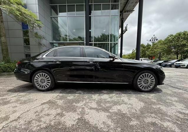 35.9万入手准新奔驰E300L，豪华配置拉满，值不值？_新闻看看