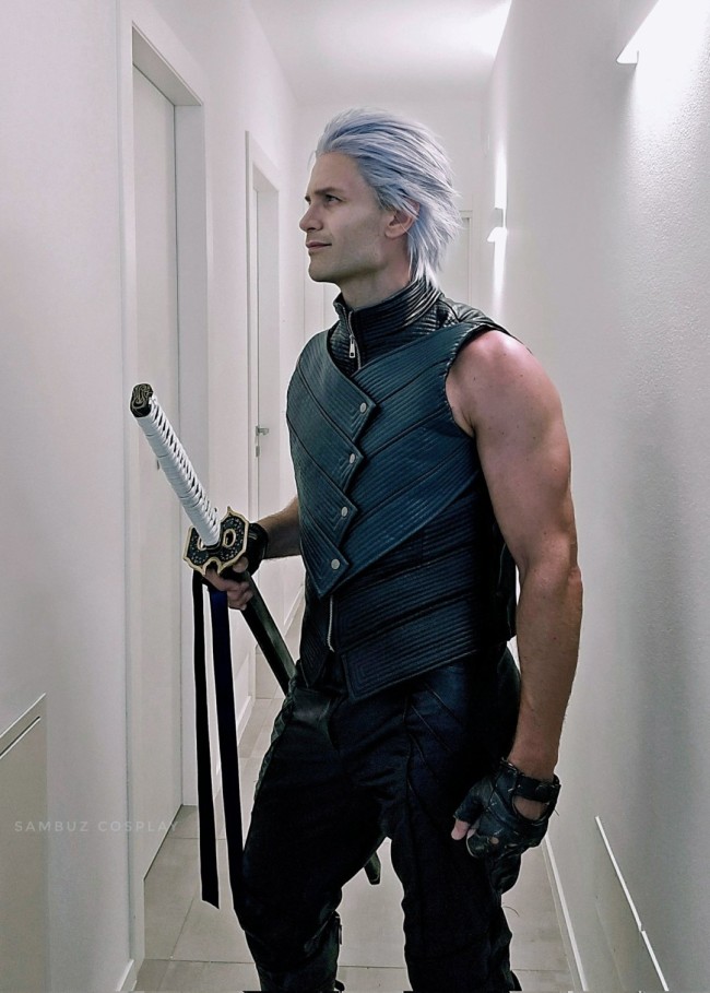 皮衣配圣诞帽！意大利Coser演绎《鬼泣5》圣诞但丁_商业频道_中华网