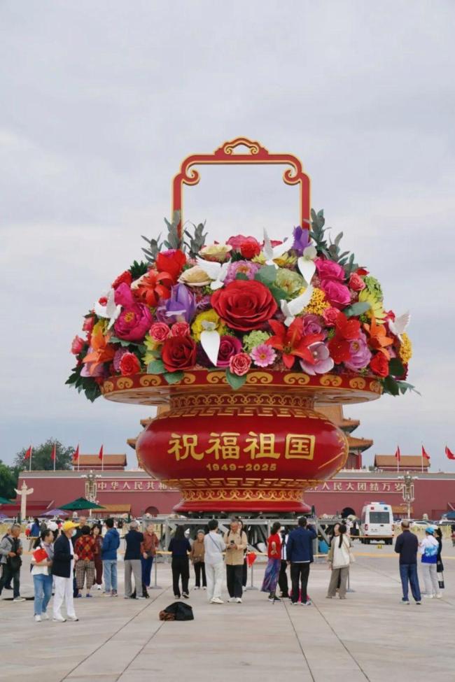 天安门广场大花篮亮相 祝福祖国喜迎国庆_新闻频道_中华网